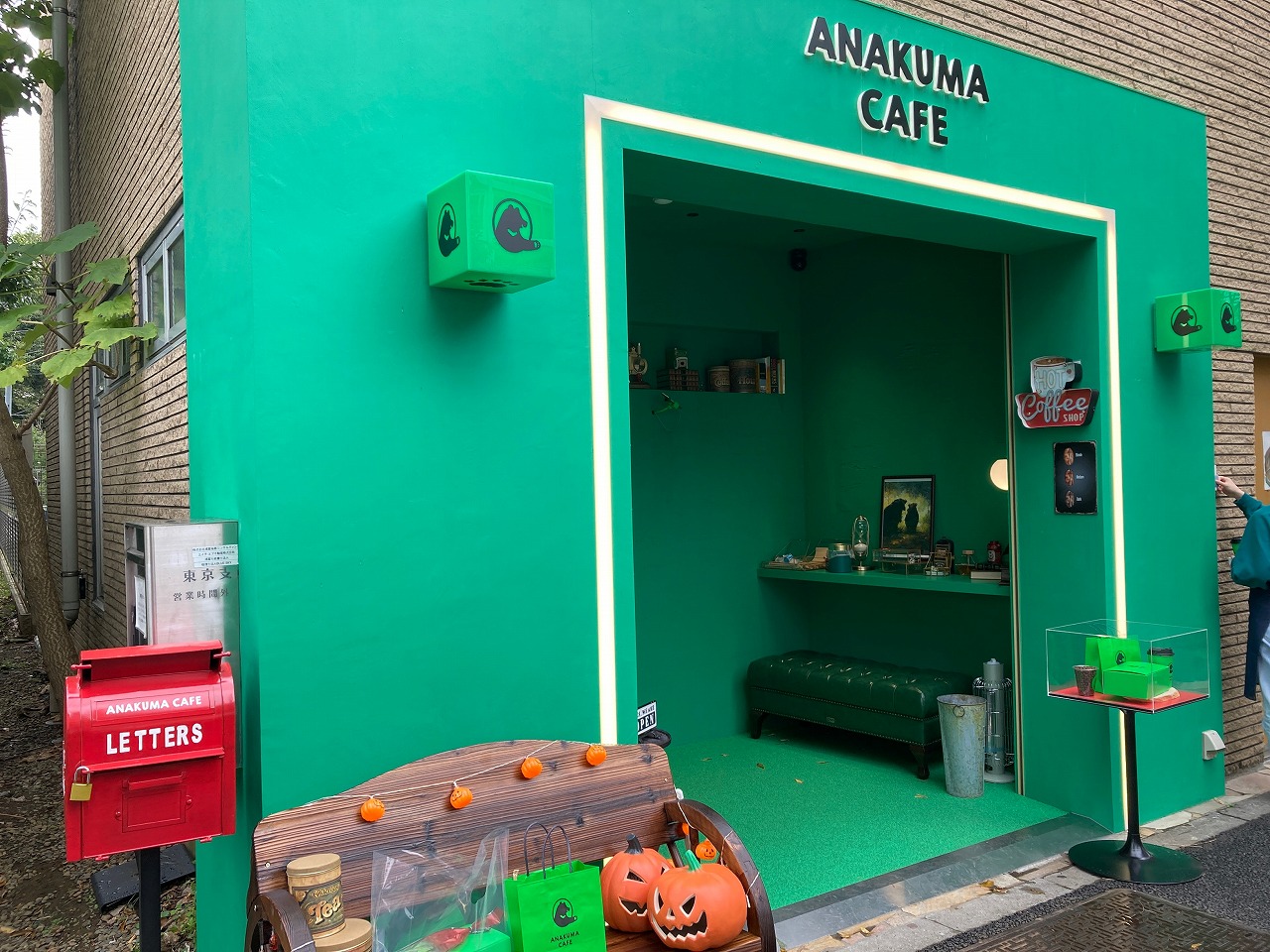 【原宿】新規オープン！クマの手でコーヒーを渡す「ANAKUMA CAFE（アナクマカフェ）」 - harao.tokyo